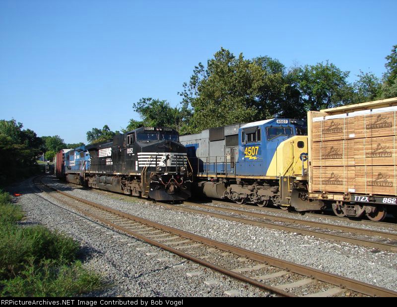 NS 8952 and CSX 4507